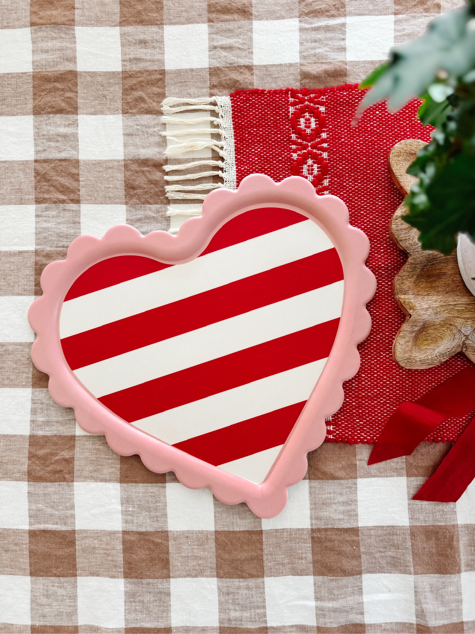 Scalloped Striped Heart Tray – House of Turnberry